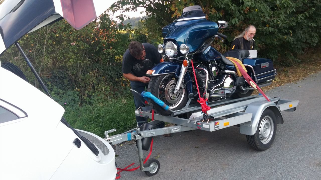 Motorrder Auf Anhnger Verzurren